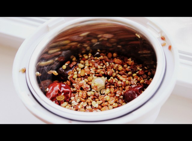 Tamarind Rice / Temple Style Puliyodarai | Aish Cooks